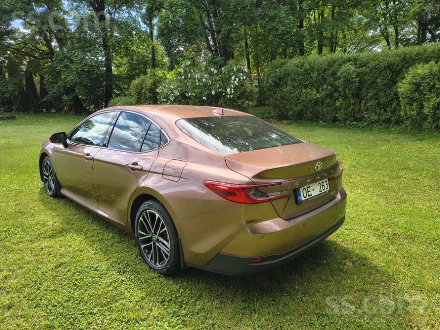 Brown Toyota Camry 2025 in Riga, with an engine capacity of 2.50 L and mileage of 23 thousand km for 39000 €, photo 5 on AUTOMOTO.COM.LV