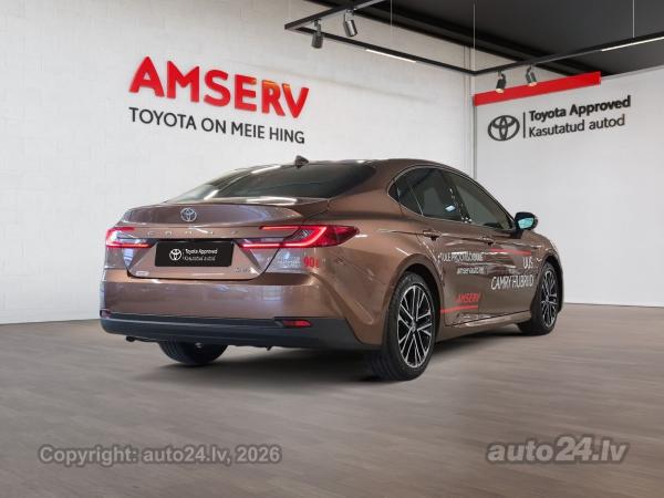 Brūns Toyota Camry 2026 Tallina, ar dzinēja tilpumu 2.50 L un nobraukumu 11 tūkst. km par 43990 €, foto 2 vietnē AUTOMOTO.COM.LV