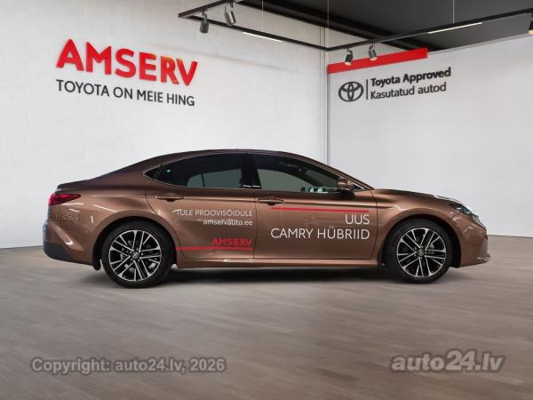 Brūns Toyota Camry 2026 Tallina, ar dzinēja tilpumu 2.50 L un nobraukumu 11 tūkst. km par 43990 €, foto 3 vietnē AUTOMOTO.COM.LV