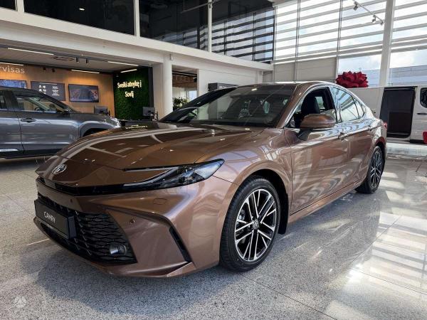 Brown Toyota Camry 2026 in Siauliai, with an engine capacity of 2.49 L and mileage of 0 thousand km for 40900 €, photo 1 on AUTOMOTO.COM.LV
