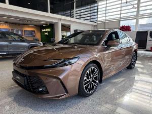 Brown Toyota Camry 2026 in Siauliai, with an engine capacity of 2.49 L and mileage of 0 thousand km for 40900 €, photo  on AUTOMOTO.COM.LV