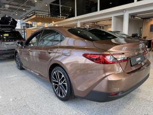Brown Toyota Camry 2026 in Siauliai, with an engine capacity of 2.49 L and mileage of 0 thousand km for 40900 €, photo 4 on AUTOMOTO.COM.LV