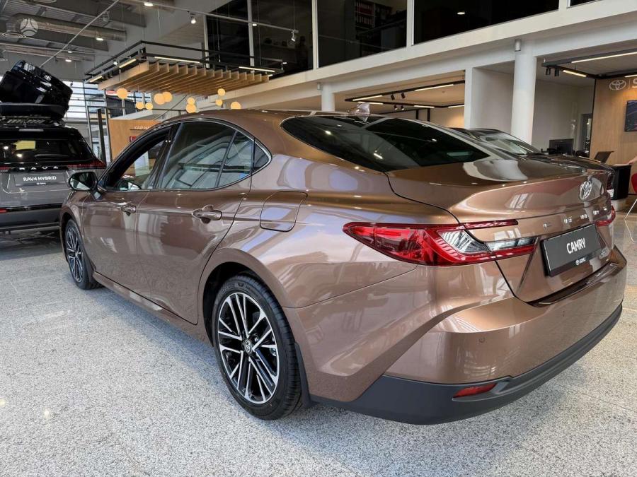 Brown Toyota Camry 2026 in Siauliai, with an engine capacity of 2.49 L and mileage of 0 thousand km for 40900 €, photo 4 on AUTOMOTO.COM.LV