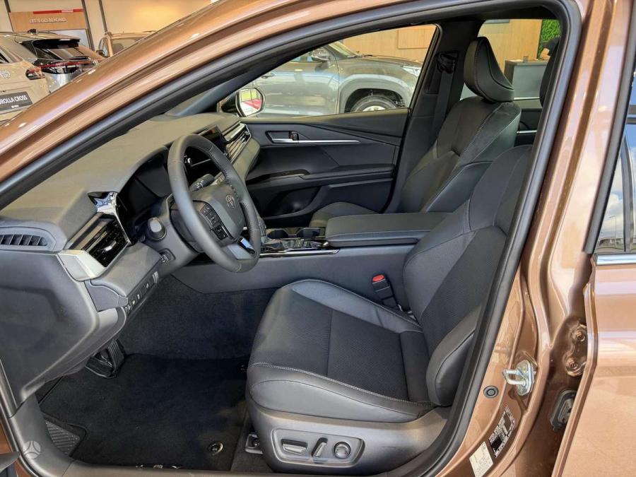 Brown Toyota Camry 2026 in Siauliai, with an engine capacity of 2.49 L and mileage of 0 thousand km for 40900 €, photo 7 on AUTOMOTO.COM.LV