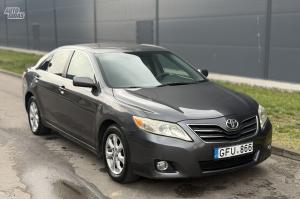 Pelēks Toyota Camry 2009 Viļņa, ar dzinēja tilpumu 2.40 L un nobraukumu 170 tūkst. km par 2450 €, foto  vietnē AUTOMOTO.COM.LV