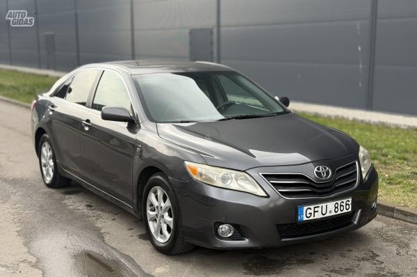 Pelēks Toyota Camry 2009 Viļņa, ar dzinēja tilpumu 2.40 L un nobraukumu 170 tūkst. km par 2450 €, foto 1 vietnē AUTOMOTO.COM.LV