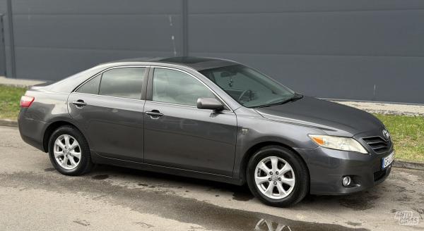 Pelēks Toyota Camry 2009 Viļņa, ar dzinēja tilpumu 2.40 L un nobraukumu 170 tūkst. km par 2450 €, foto 2 vietnē AUTOMOTO.COM.LV