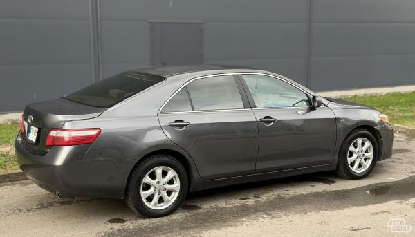 Pelēks Toyota Camry 2009 Viļņa, ar dzinēja tilpumu 2.40 L un nobraukumu 170 tūkst. km par 2450 €, foto 3 vietnē AUTOMOTO.COM.LV
