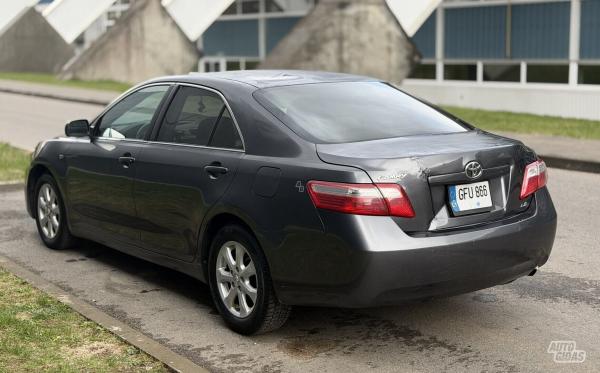 Pelēks Toyota Camry 2009 Viļņa, ar dzinēja tilpumu 2.40 L un nobraukumu 170 tūkst. km par 2450 €, foto 4 vietnē AUTOMOTO.COM.LV