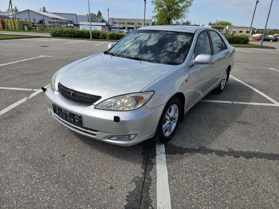 Grey Toyota Camry 2002 in Jonava, with an engine capacity of 2.36 L and mileage of 380 thousand km for 2700 €, photo 1 on AUTOMOTO.COM.LV