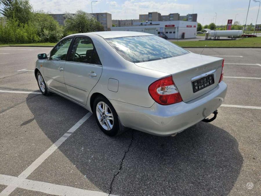 Grey Toyota Camry 2002 in Jonava, with an engine capacity of 2.36 L and mileage of 380 thousand km for 2700 €, photo 3 on AUTOMOTO.COM.LV