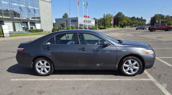 Pelēks Toyota Camry 2008 Viļņa, ar dzinēja tilpumu 2.36 L un nobraukumu 311 tūkst. km par 5000 €, foto 5 vietnē AUTOMOTO.COM.LV