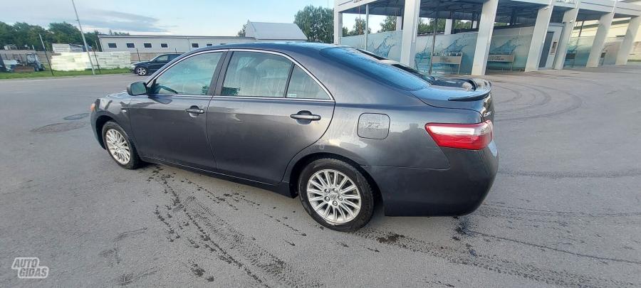 Pelēks Toyota Camry 2009 Prienai, ar dzinēja tilpumu 3.50 L un nobraukumu 335 tūkst. km par 3350 €, foto 3 vietnē AUTOMOTO.COM.LV