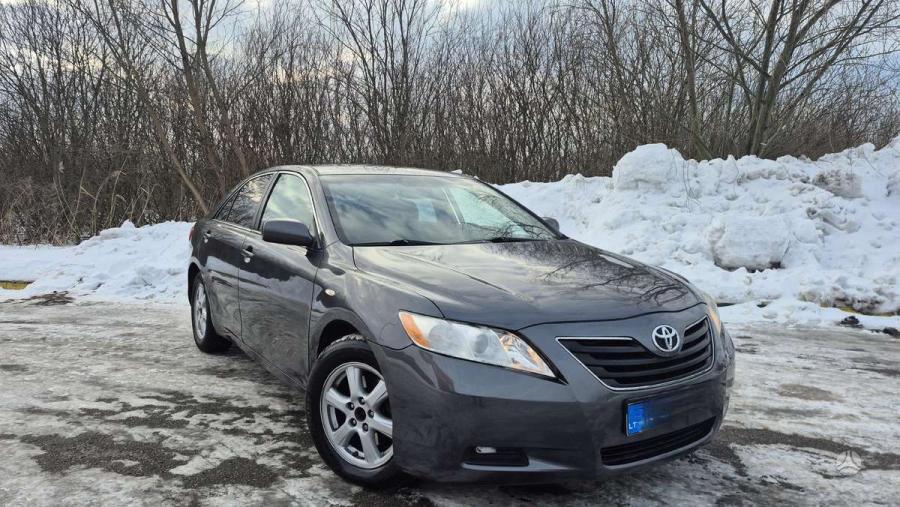 Grey Toyota Camry 2010 in Klaipeda, with an engine capacity of 2.36 L and mileage of 180 thousand km for 2850 €, photo 1 on AUTOMOTO.COM.LV