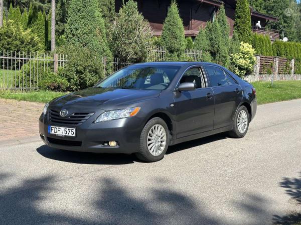 Pelēks Toyota Camry 2010 Viļņa, ar dzinēja tilpumu 3.50 L un nobraukumu 346 tūkst. km par 4900 €, foto 1 vietnē AUTOMOTO.COM.LV