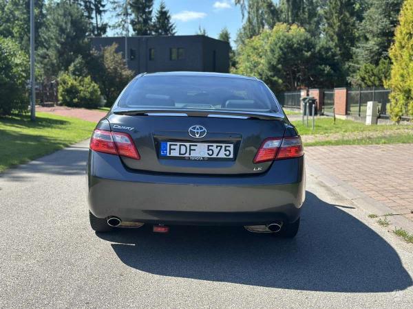 Pelēks Toyota Camry 2010 Viļņa, ar dzinēja tilpumu 3.50 L un nobraukumu 346 tūkst. km par 4900 €, foto 3 vietnē AUTOMOTO.COM.LV