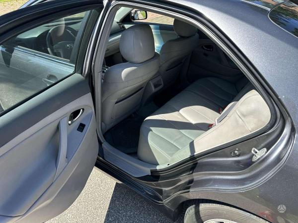 Pelēks Toyota Camry 2010 Viļņa, ar dzinēja tilpumu 3.50 L un nobraukumu 346 tūkst. km par 4900 €, foto 5 vietnē AUTOMOTO.COM.LV