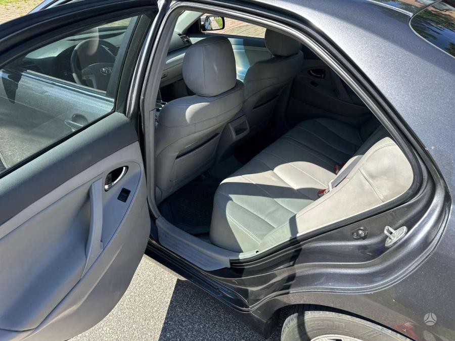 Pelēks Toyota Camry 2010 Viļņa, ar dzinēja tilpumu 3.50 L un nobraukumu 346 tūkst. km par 4900 €, foto 6 vietnē AUTOMOTO.COM.LV