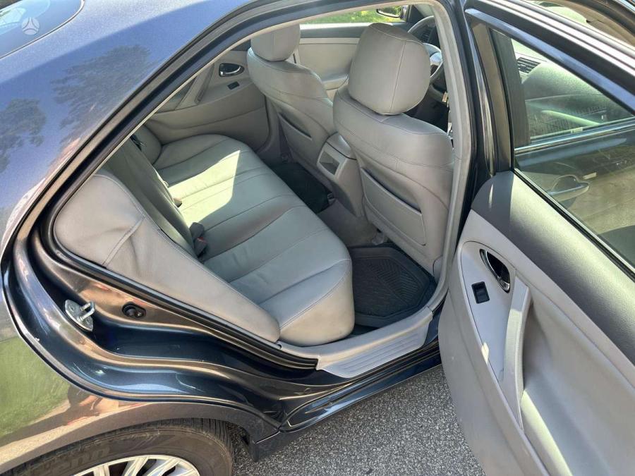 Pelēks Toyota Camry 2010 Viļņa, ar dzinēja tilpumu 3.50 L un nobraukumu 346 tūkst. km par 4900 €, foto 7 vietnē AUTOMOTO.COM.LV