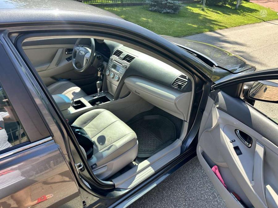 Pelēks Toyota Camry 2010 Viļņa, ar dzinēja tilpumu 3.50 L un nobraukumu 346 tūkst. km par 4900 €, foto 8 vietnē AUTOMOTO.COM.LV