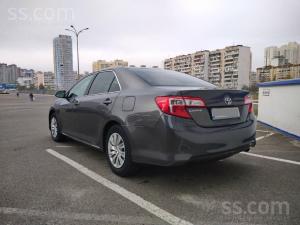 Pelēks Toyota Camry 2014 Rīga, ar dzinēja tilpumu 2.50 L un nobraukumu 128 tūkst. km par 8200 €, foto 3 vietnē AUTOMOTO.COM.LV