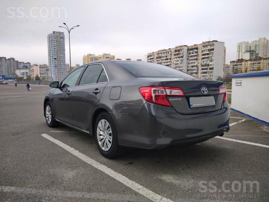Pelēks Toyota Camry 2014 Rīga, ar dzinēja tilpumu 2.50 L un nobraukumu 128 tūkst. km par 8200 €, foto 3 vietnē AUTOMOTO.COM.LV