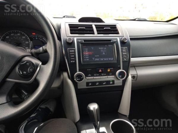 Grey Toyota Camry 2014 in Riga, with an engine capacity of 2.50 L and mileage of 128 thousand km for 8200 €, photo 4 on AUTOMOTO.COM.LV