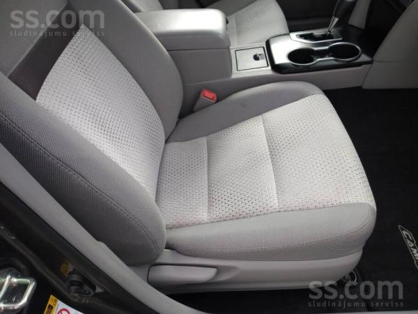 Grey Toyota Camry 2014 in Riga, with an engine capacity of 2.50 L and mileage of 128 thousand km for 8200 €, photo 8 on AUTOMOTO.COM.LV