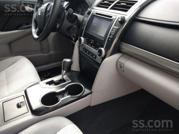 Grey Toyota Camry 2014 in Riga, with an engine capacity of 2.50 L and mileage of 128 thousand km for 8200 €, photo 9 on AUTOMOTO.COM.LV