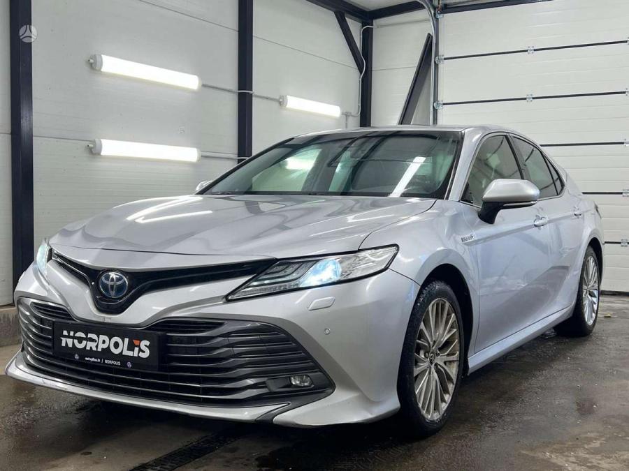 Grey Toyota Camry 2019 in Vilnius, with an engine capacity of 2.49 L and mileage of 381 thousand km for 13794 €, photo 1 on AUTOMOTO.COM.LV
