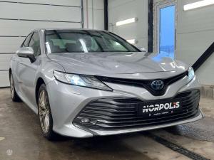 Grey Toyota Camry 2019 in Vilnius, with an engine capacity of 2.49 L and mileage of 381 thousand km for 13794 €, photo 3 on AUTOMOTO.COM.LV