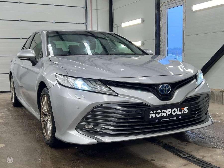 Grey Toyota Camry 2019 in Vilnius, with an engine capacity of 2.49 L and mileage of 381 thousand km for 13794 €, photo 3 on AUTOMOTO.COM.LV