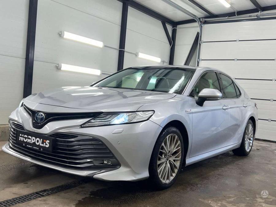 Grey Toyota Camry 2019 in Vilnius, with an engine capacity of 2.49 L and mileage of 381 thousand km for 13794 €, photo 4 on AUTOMOTO.COM.LV