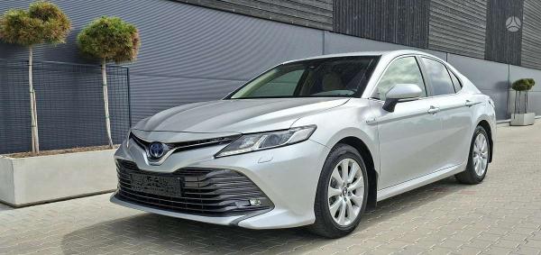 Grey Toyota Camry 2019 in Siauliai, with an engine capacity of 2.50 L and mileage of 109 thousand km for 19500 €, photo 2 on AUTOMOTO.COM.LV