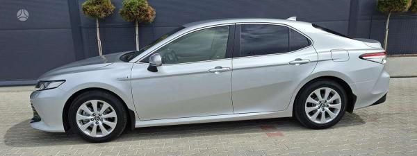 Grey Toyota Camry 2019 in Siauliai, with an engine capacity of 2.50 L and mileage of 109 thousand km for 19500 €, photo 4 on AUTOMOTO.COM.LV