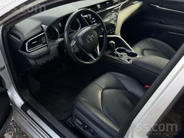 Grey Toyota Camry 2019 in Riga, with an engine capacity of 2.50 L and mileage of 63 thousand km for 25500 €, photo 7 on AUTOMOTO.COM.LV