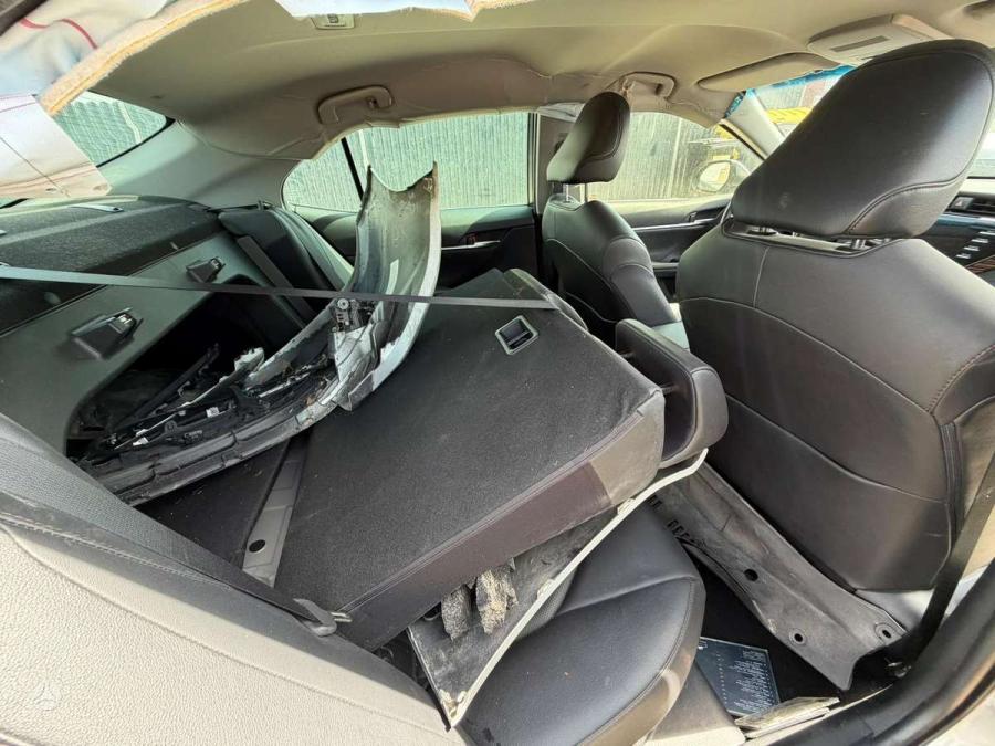 Grey Toyota Camry 2019 in Siauliai, with an engine capacity of 2.49 L and mileage of 89 thousand km for 9200 €, photo 8 on AUTOMOTO.COM.LV