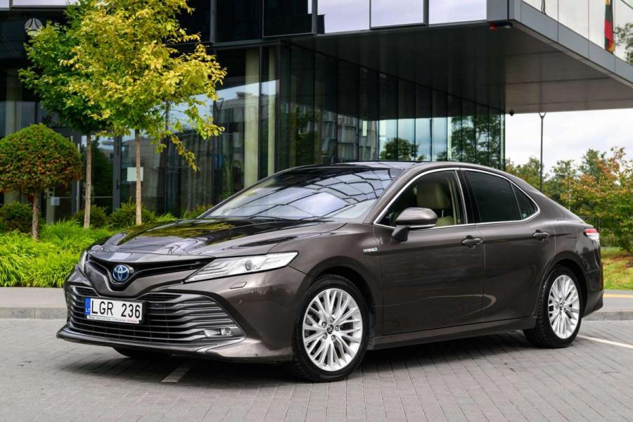 Grey Toyota Camry 2019 in Vilnius, with an engine capacity of 2.49 L and mileage of 134 thousand km for 21500 €, photo 1 on AUTOMOTO.COM.LV