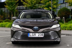Grey Toyota Camry 2019 in Vilnius, with an engine capacity of 2.49 L and mileage of 134 thousand km for 21500 €, photo 3 on AUTOMOTO.COM.LV