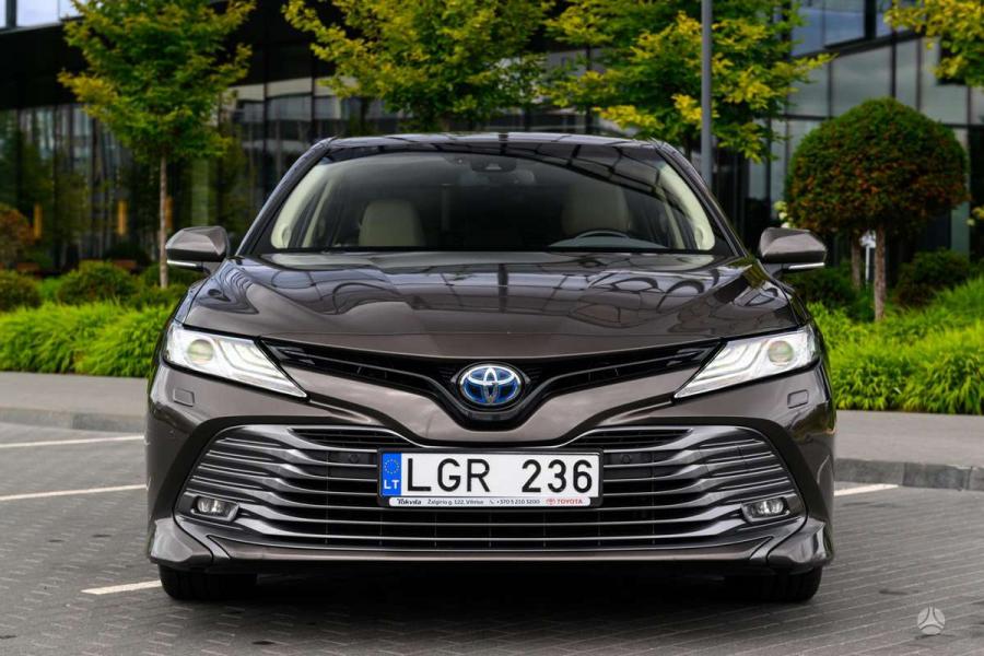 Grey Toyota Camry 2019 in Vilnius, with an engine capacity of 2.49 L and mileage of 134 thousand km for 21500 €, photo 3 on AUTOMOTO.COM.LV