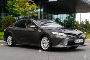 Grey Toyota Camry 2019 in Vilnius, with an engine capacity of 2.49 L and mileage of 134 thousand km for 21500 €, photo 4 on AUTOMOTO.COM.LV