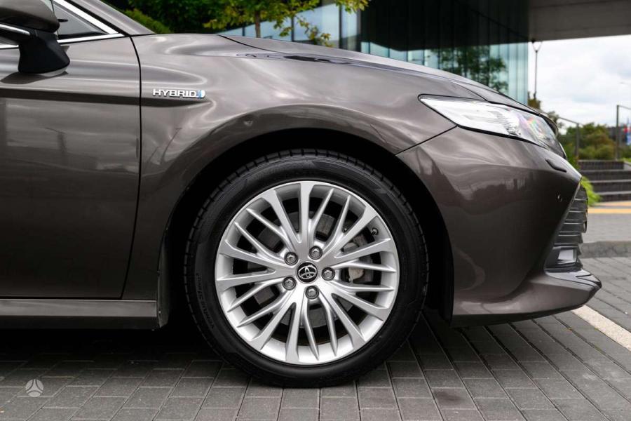 Grey Toyota Camry 2019 in Vilnius, with an engine capacity of 2.49 L and mileage of 134 thousand km for 21500 €, photo 5 on AUTOMOTO.COM.LV