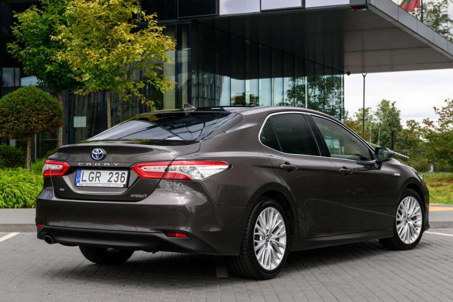 Grey Toyota Camry 2019 in Vilnius, with an engine capacity of 2.49 L and mileage of 134 thousand km for 21500 €, photo 6 on AUTOMOTO.COM.LV
