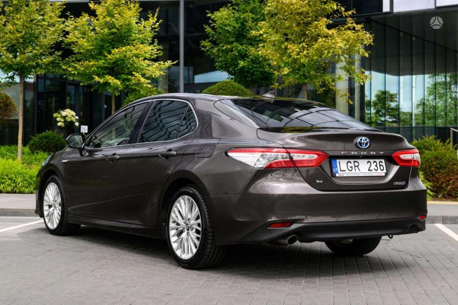Grey Toyota Camry 2019 in Vilnius, with an engine capacity of 2.49 L and mileage of 134 thousand km for 21500 €, photo 8 on AUTOMOTO.COM.LV