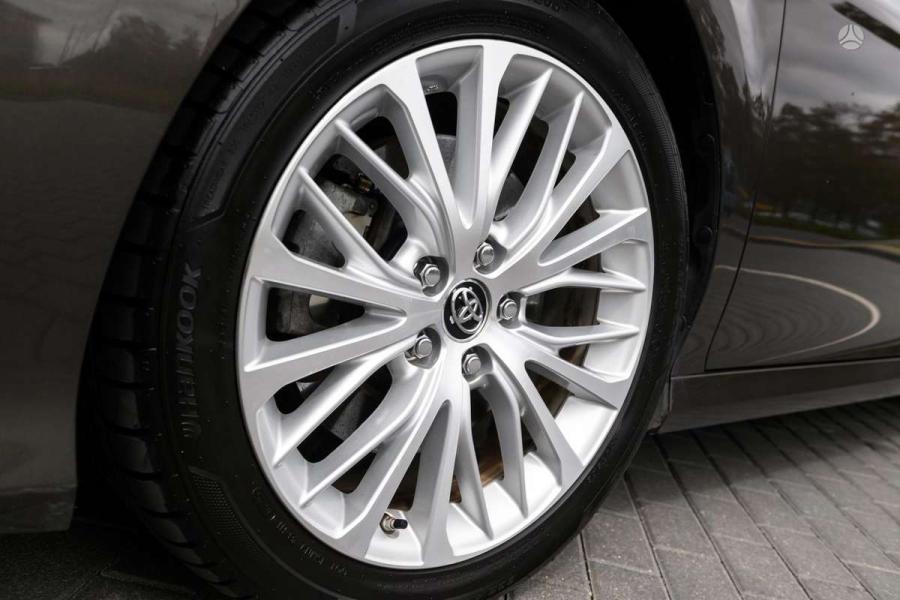 Grey Toyota Camry 2019 in Vilnius, with an engine capacity of 2.49 L and mileage of 134 thousand km for 21500 €, photo 9 on AUTOMOTO.COM.LV