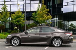 Grey Toyota Camry 2019 in Vilnius, with an engine capacity of 2.49 L and mileage of 134 thousand km for 21500 €, photo 10 on AUTOMOTO.COM.LV