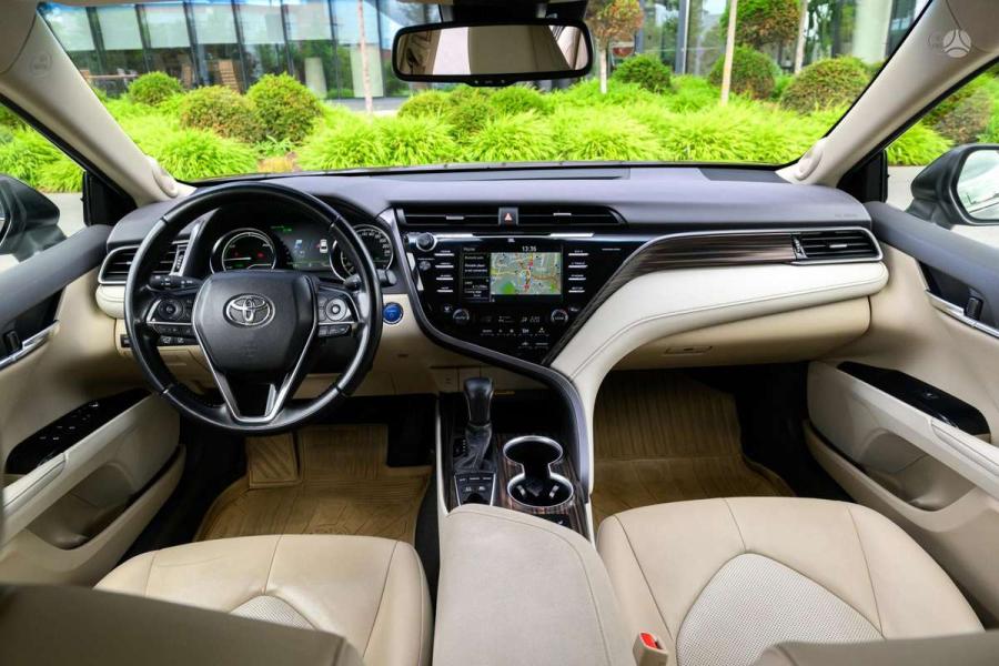 Grey Toyota Camry 2019 in Vilnius, with an engine capacity of 2.49 L and mileage of 134 thousand km for 21500 €, photo 12 on AUTOMOTO.COM.LV