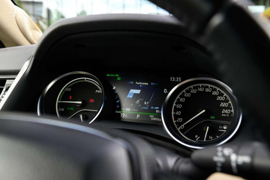 Grey Toyota Camry 2019 in Vilnius, with an engine capacity of 2.49 L and mileage of 134 thousand km for 21500 €, photo 16 on AUTOMOTO.COM.LV