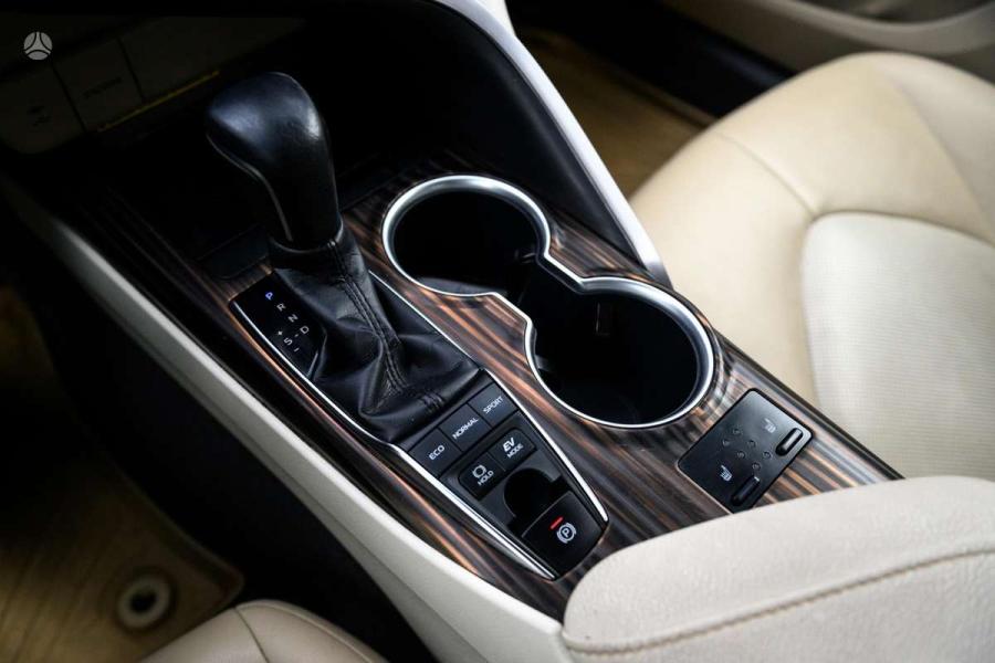 Grey Toyota Camry 2019 in Vilnius, with an engine capacity of 2.49 L and mileage of 134 thousand km for 21500 €, photo 17 on AUTOMOTO.COM.LV
