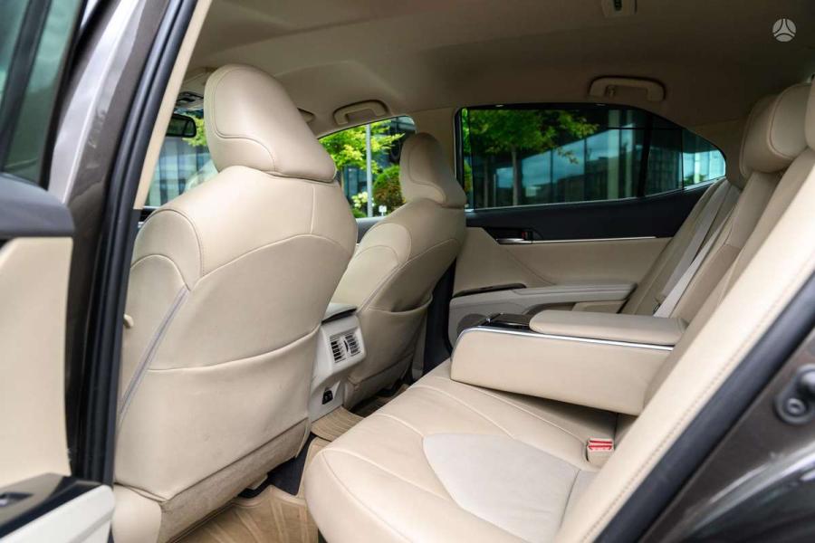 Grey Toyota Camry 2019 in Vilnius, with an engine capacity of 2.49 L and mileage of 134 thousand km for 21500 €, photo 21 on AUTOMOTO.COM.LV